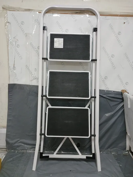 Lot 1633: UNBRANDED FOLD OUT STEP LADDER IN WHITE/BLACK - COLLECTION ...