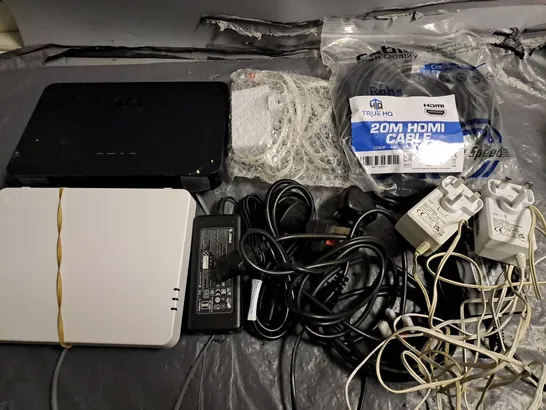 Lot 4154: LOT OF ASSORTED TECH ITEMS TO INCLUDE 20M HDMI CABLE, POWER ...