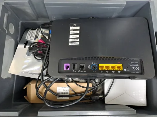 Lot 8213: APPROXIMATELY 12 ASSORTED HOUSEHOLD ITEMS TO INCLUDE WALKIE ...