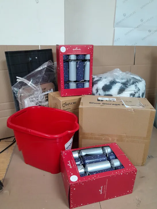 Lot 859: CAGE OF APPROXIMATELY 9 ASSORTED ITEMS TO INCLUDE HALLMARK ...
